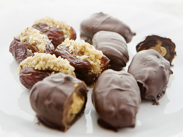 Raw Snickers Bars | Girl.com.au